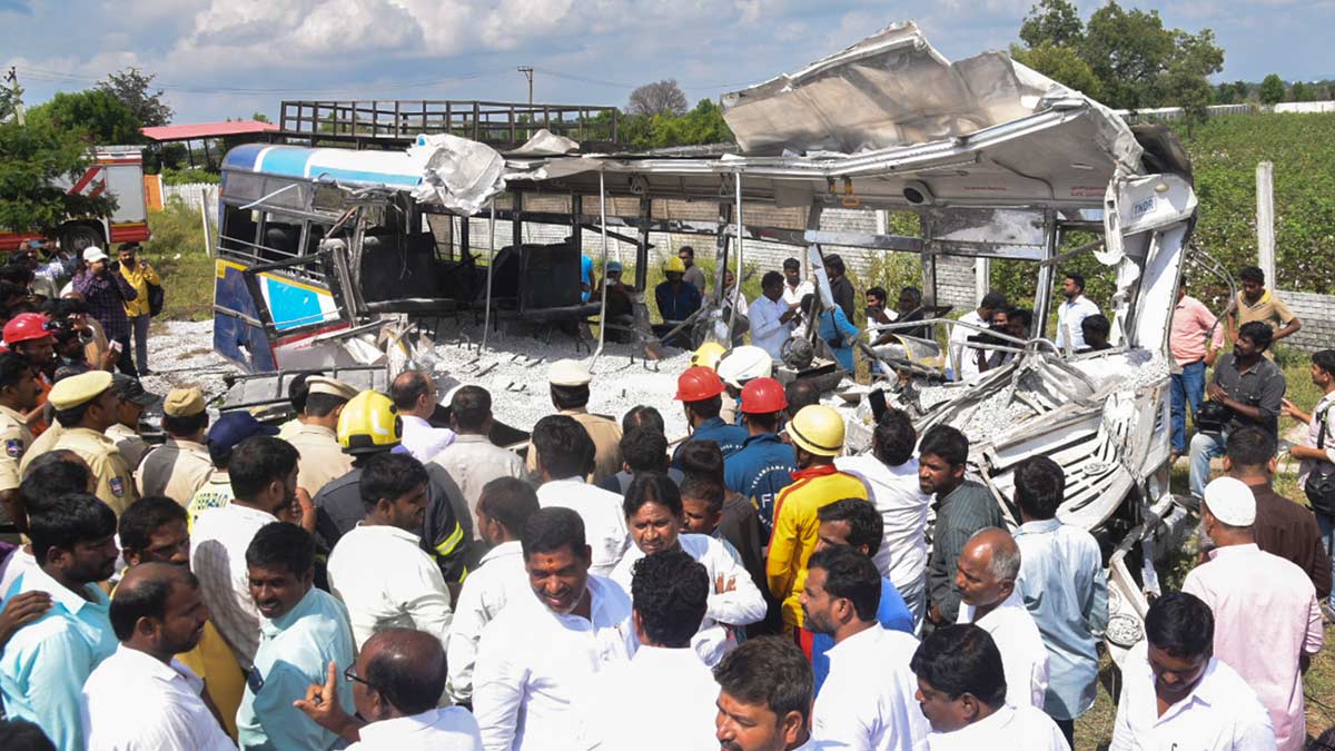 ఎమ్మెల్యే పై దాడికి యత్నం, నేతల నిలదీత.. బాధితుల ఆగ్రహావేశాలు..!! | Chevella bus Accident ...